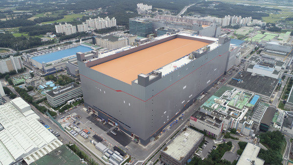 SK하이닉스, 세계 최대 규모 ‘M16 팹’ 준공…최태원 회장 “계획의 완성이자 상징”