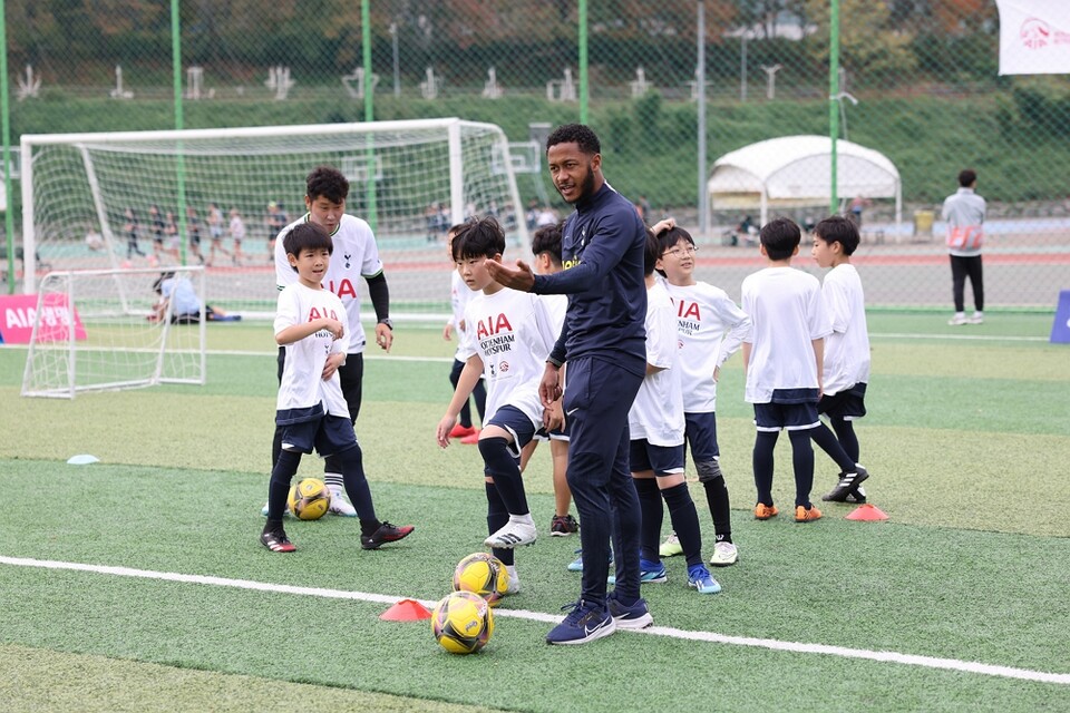 AIA생명, 토트넘 코치와 함께하는 ‘어린이 축구 행사’ 성료